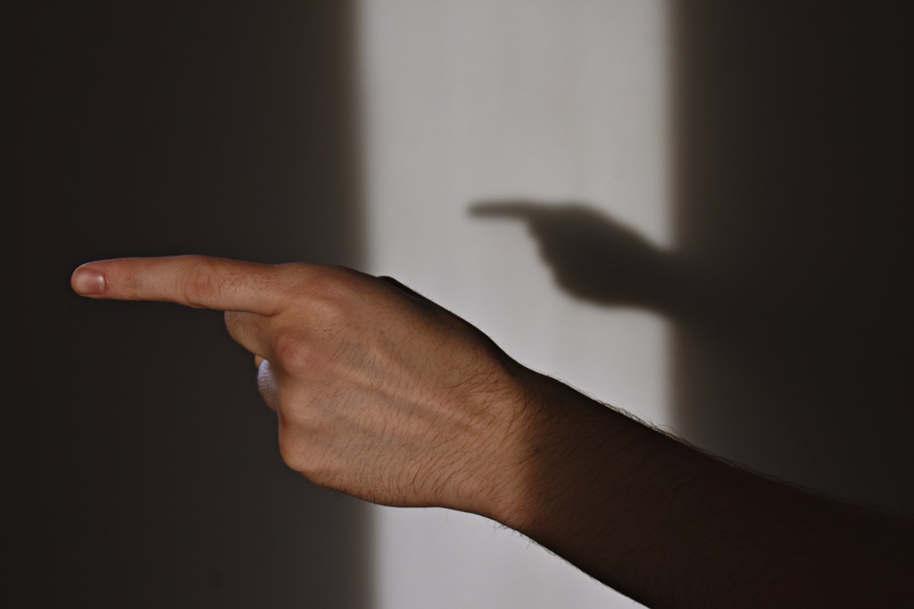 "Cast the first stone" nghĩa là gì?