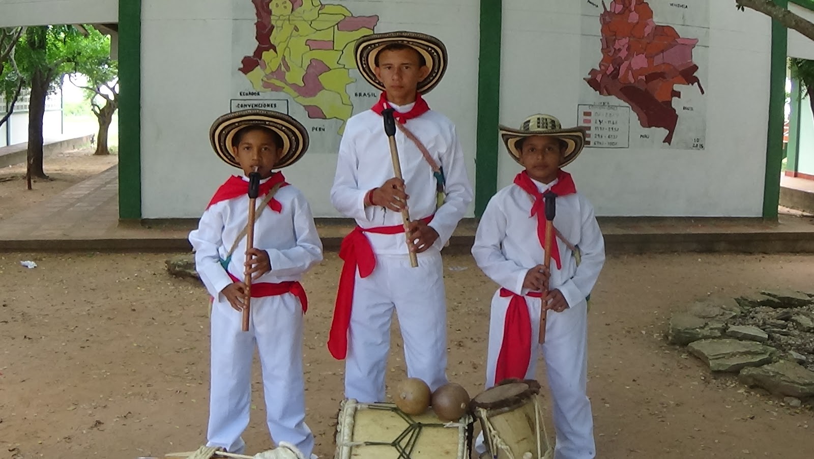DANZANDO VAMOS / AL SON DE GAITAS Y TAMBÓ