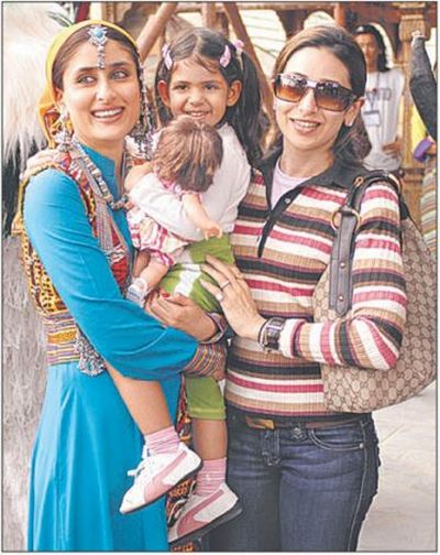World Photo Zone: Karishma Kapoor With Daughter Samaira and Sister Kareena
