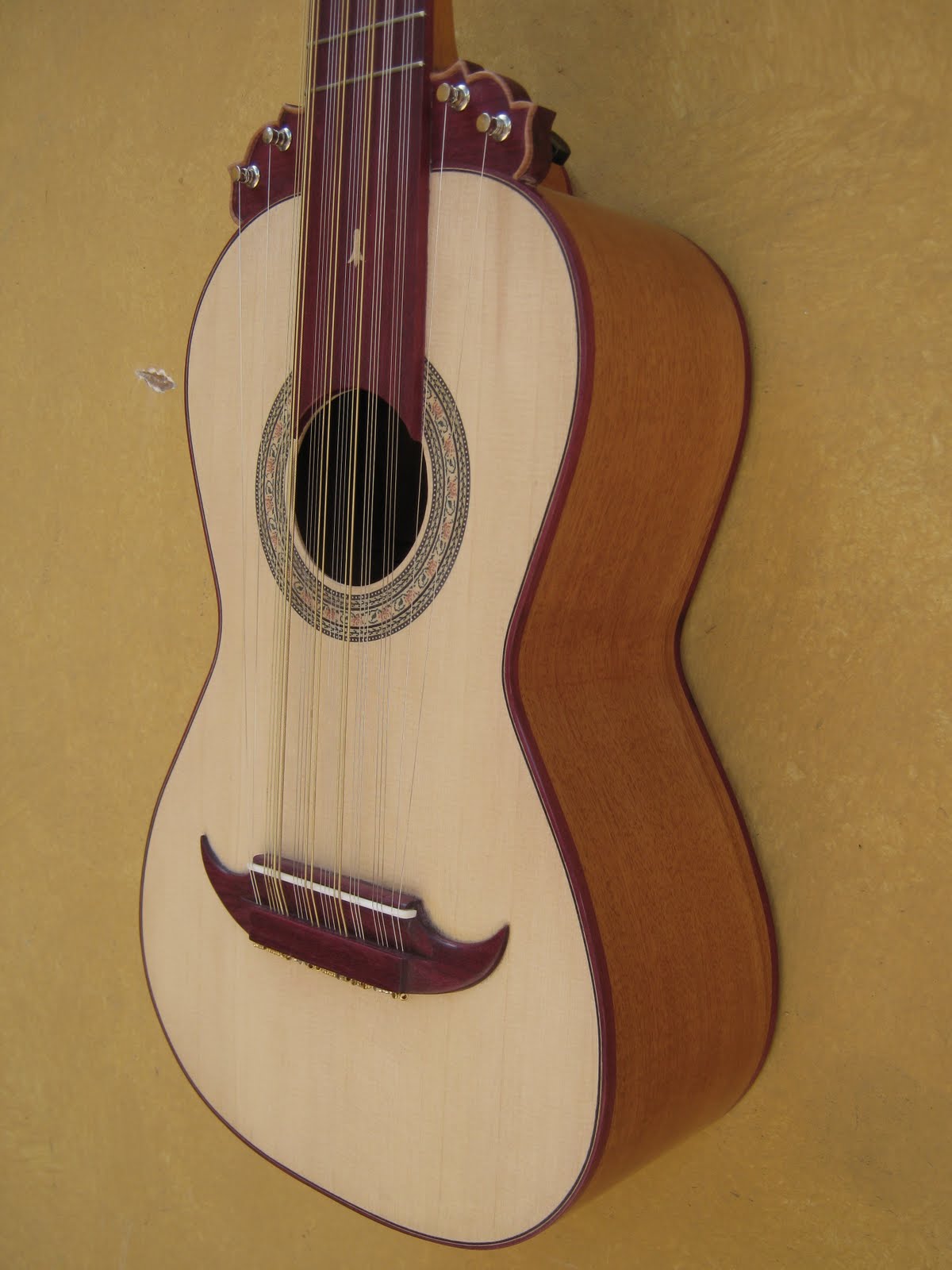 LA NUEVA CARAVANA: CURIOSIDADES GUITARRON CHILENO