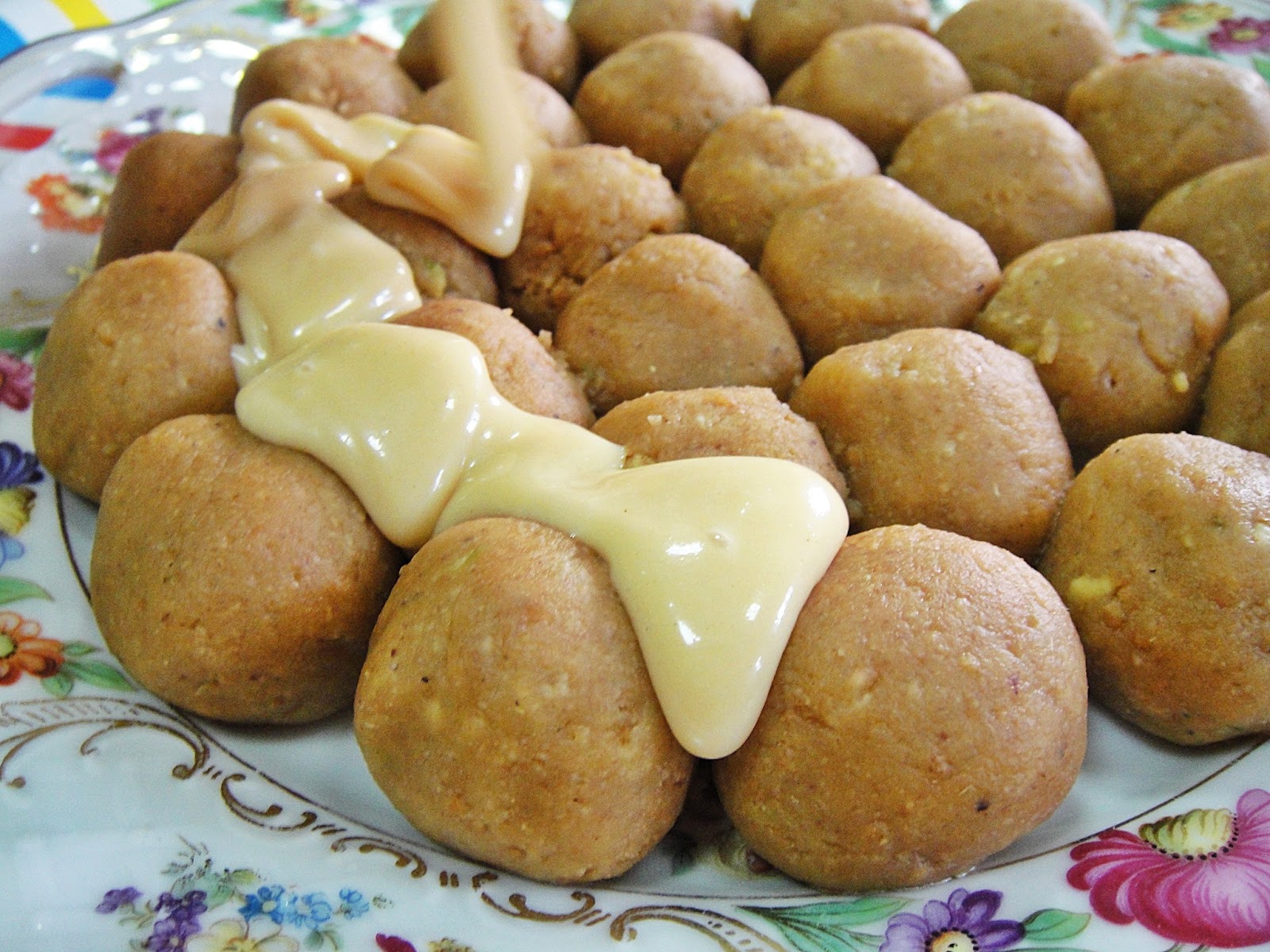 Maryam's Culinary Wonders: 1095. Rahash Dessert Balls