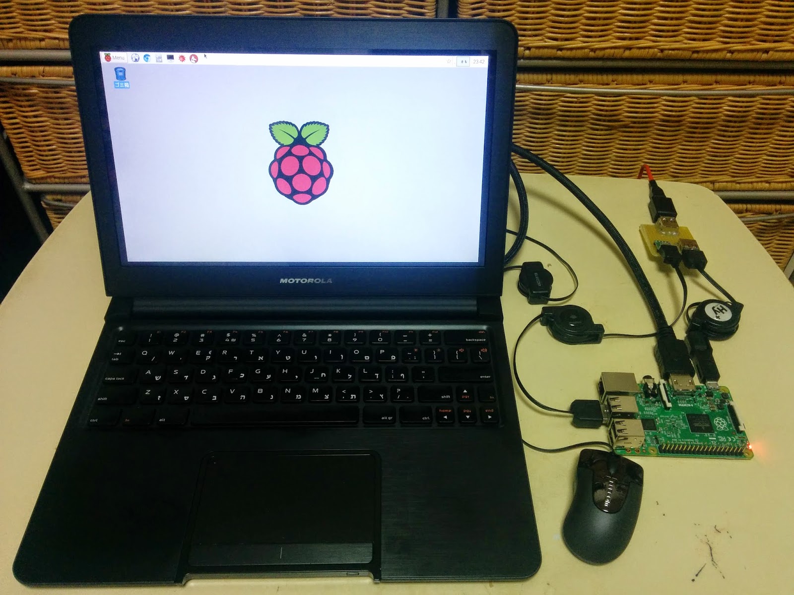 neuralassemblyのメモ: Lapdock for Motorola Atrixを使ってRaspberry Pi 2をモバイルPCにしてみた