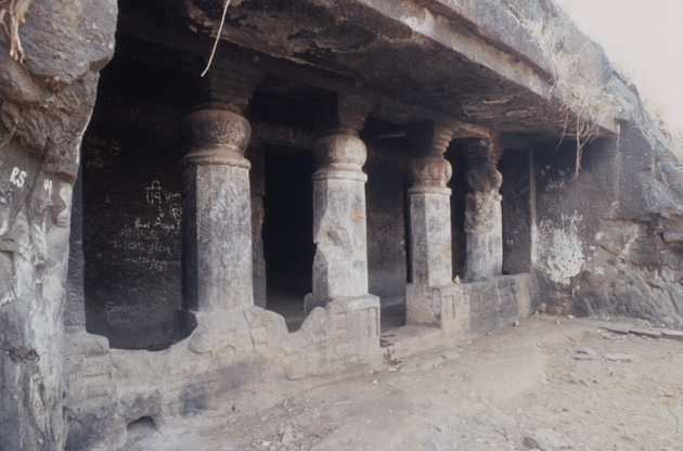南アジアの歴史遺産: アンビヴァリー石窟寺院 Ambivali Caves