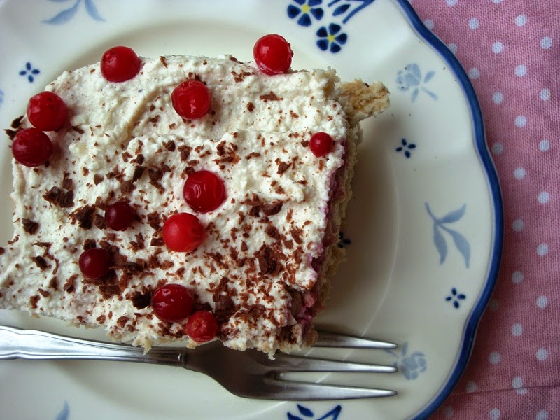 meklējot priekus: biezpiena-cepumu torte ar brūklenēm un kanēli
