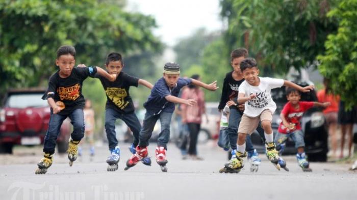 Booming Sepatu Roda Dikalangan Anak Muda Sampai Anak-anak - Fairus Majid