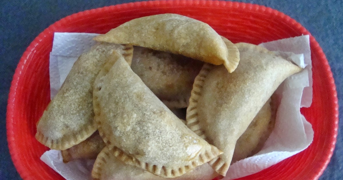 Poorni's Cookbook: Baked Karjikai/ Karanji ~~Karnataka recipes