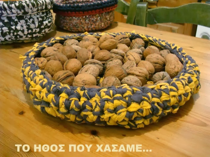 TΟ ΗΘΟΣ ΠΟΥ ΧΑΣΑΜΕ...: Καλαθάκια από κουρέλια...