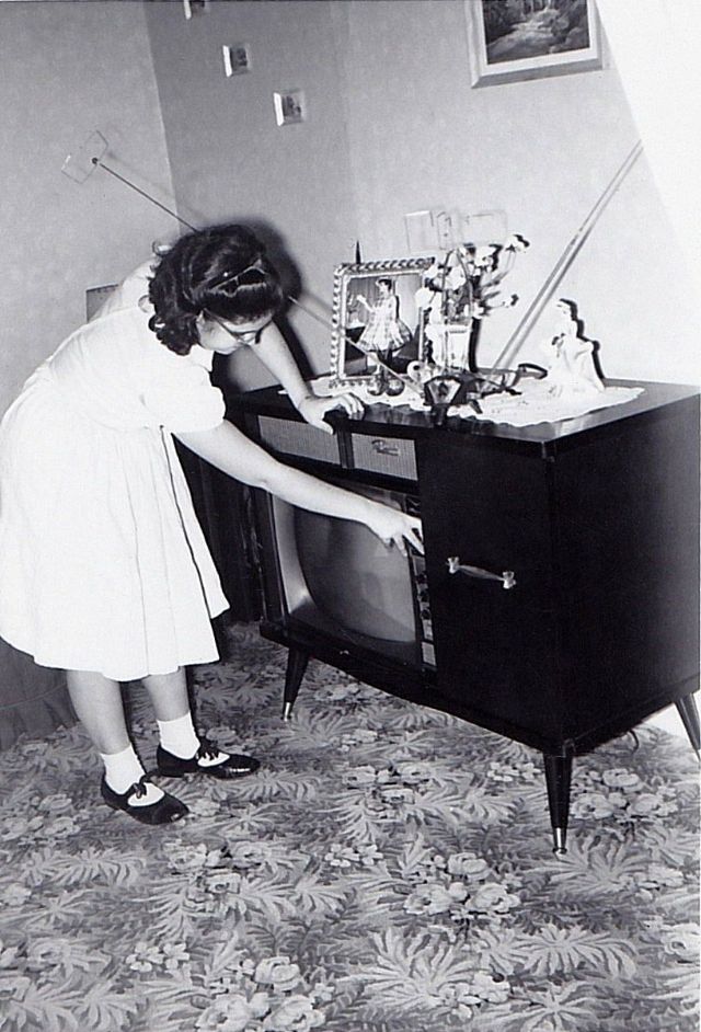 27 Vintage Snaps Capture People Watching TV in the Past ~ Vintage Everyday