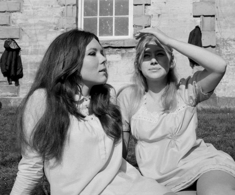 Intimate Behind the Scenes Photos of the Young Helen Mirren and Judi ...