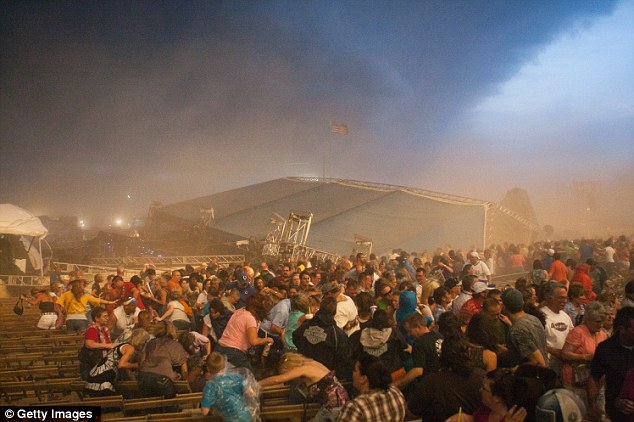 sputdo: Horrific moment the stage collapsed onto screaming crowd at ...