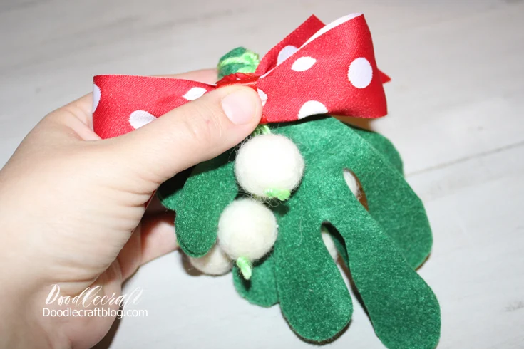 DIY: Felt Mistletoe Decoration!
