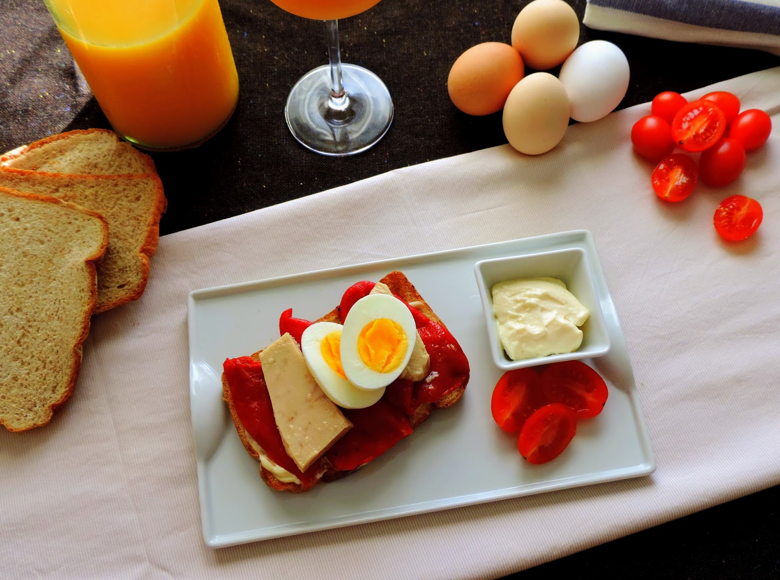 Tosta de Pan Artesanal con Bonito en aceite y Piquillos - Cocinando con ...