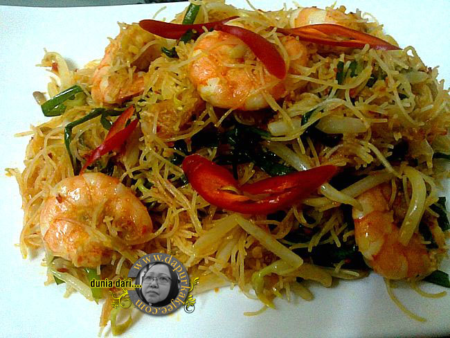 Nama masakan Mi Siam tapi tak guna mi. Guna Mihun. Pelikkan. Ada orang ...