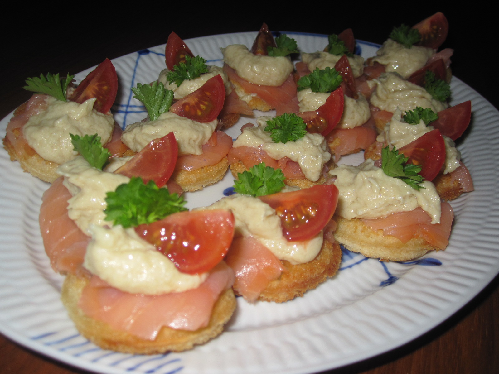 TYK MEN GLAD: Kanapeer med laks og carpaccio TYK MEN GLAD: Kanapeer med laks og carpaccio