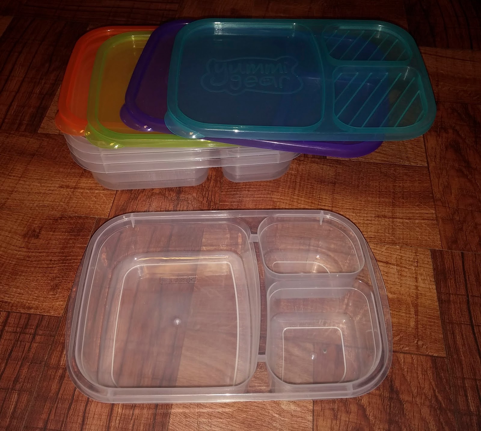 The Roving Reviewer: Yummi Gear Divided Lunch Boxes (Set of 4) Review