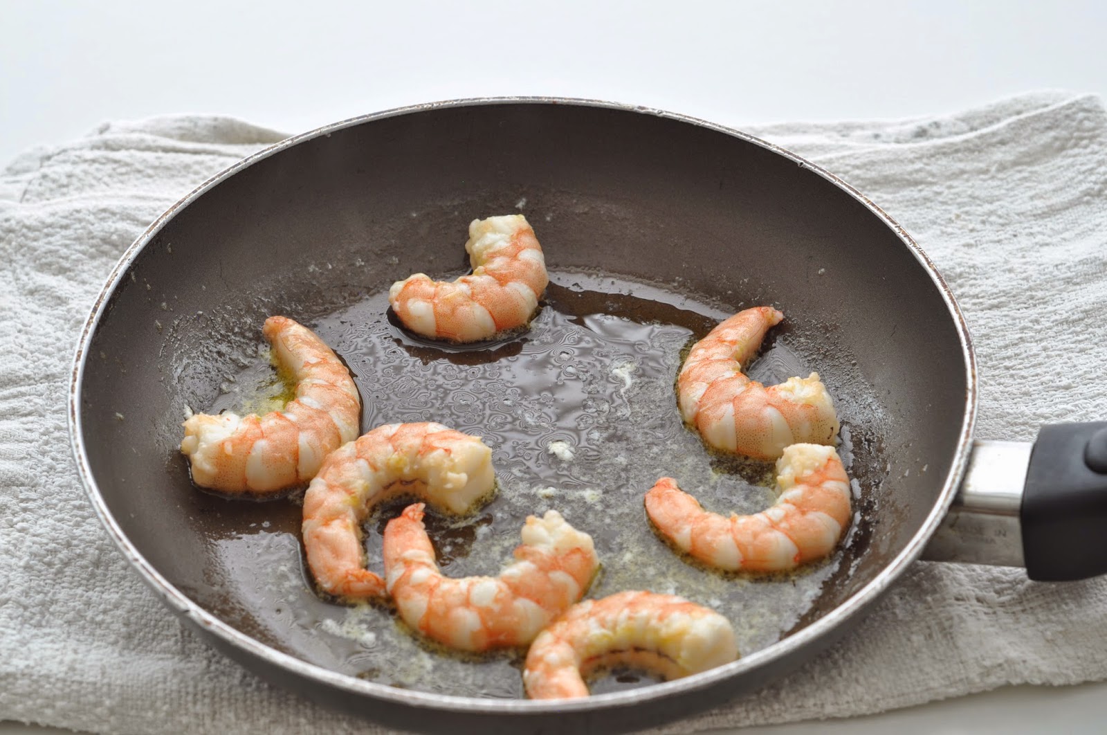 Simple Food: Spaghetti with Fish in Creamy Garlic Sauce