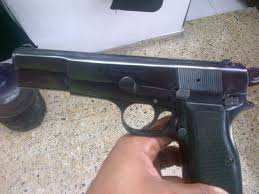 HAITIANOS ENTREGAN COMANDANCIA POLICIAL PISTOLA CARANDAI QUE HALLARON ...