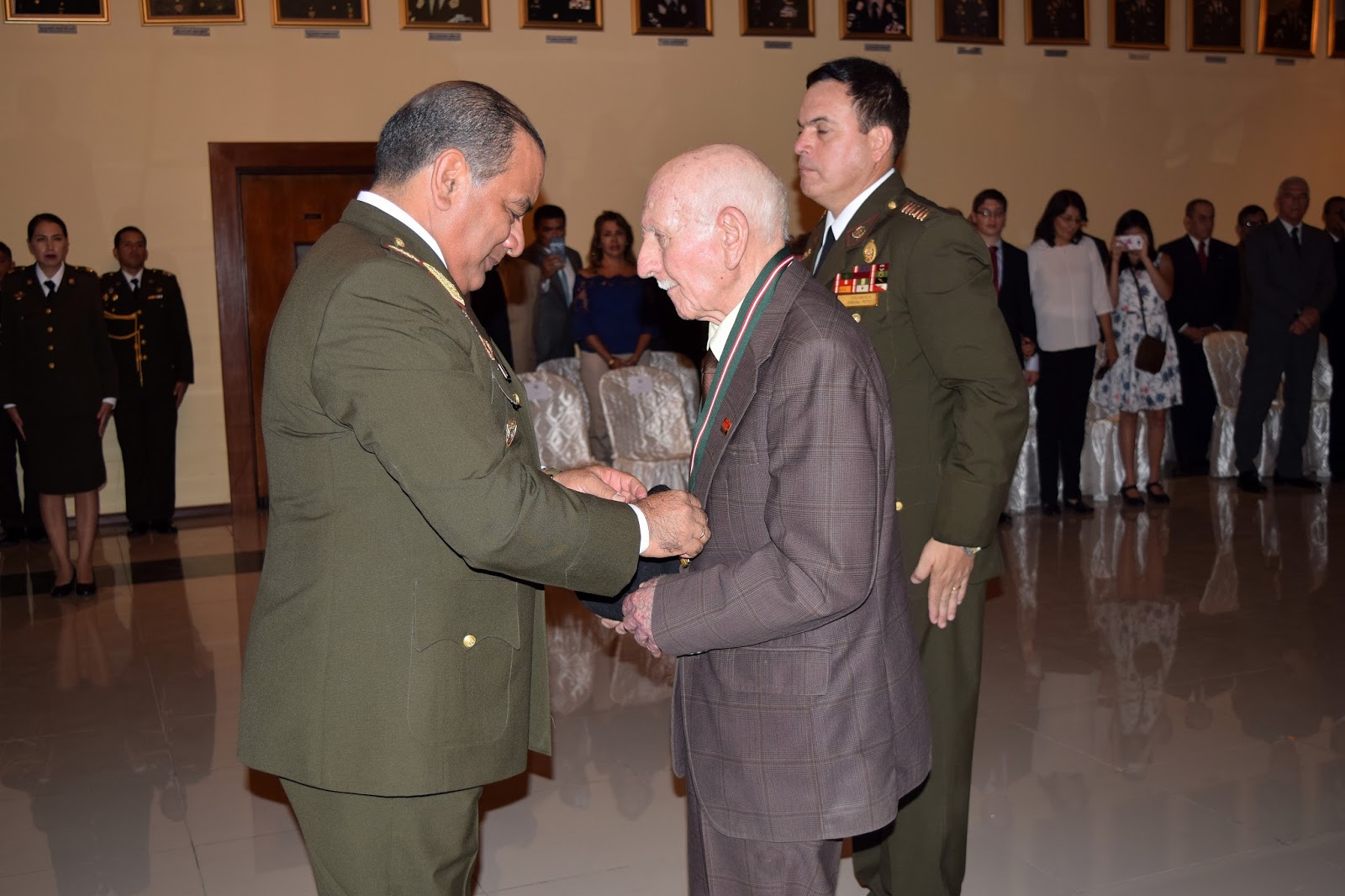 Nuestro Ejército en video: Ejército del Perú condecora a soldado que ...