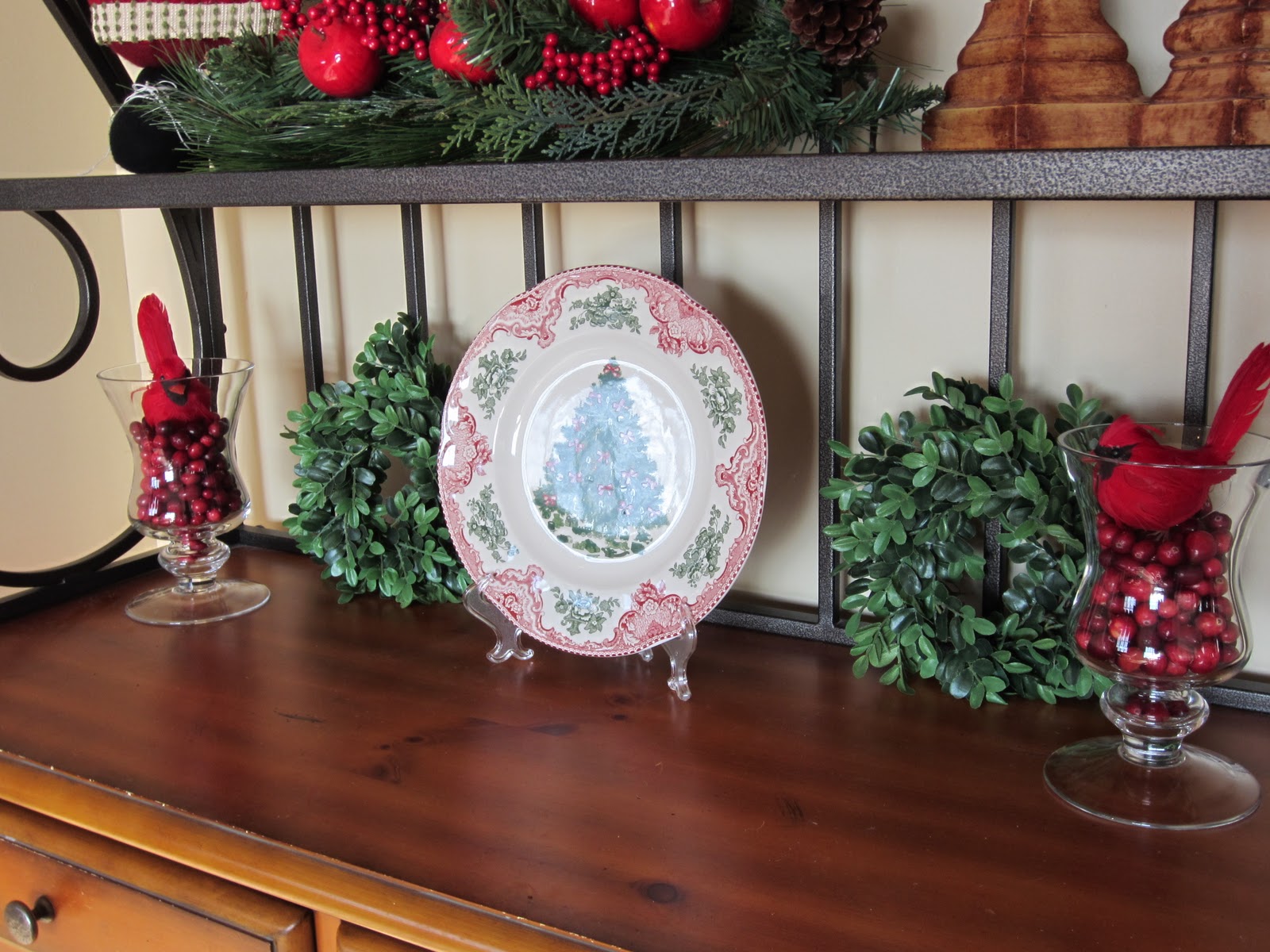 Kitchen Bakers Rack Decorating Ideas for Christmas (Red and Festive ...