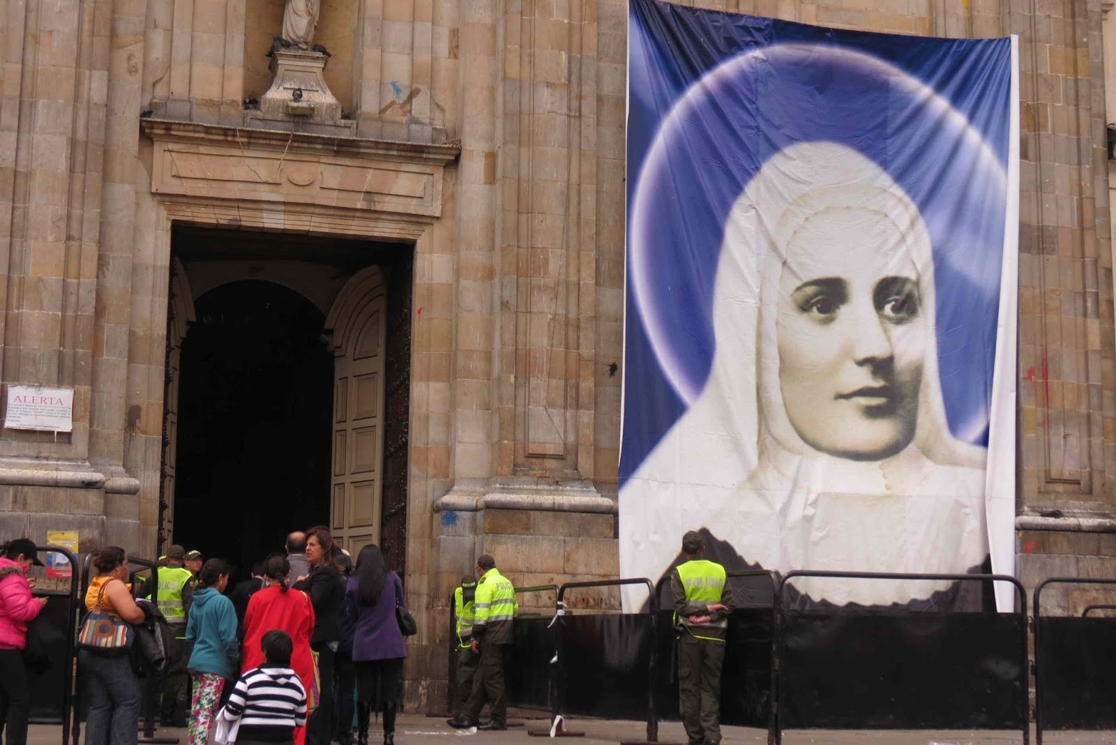 Mike's Bogota Blog: Waiting to See a Bit of Madre Laura