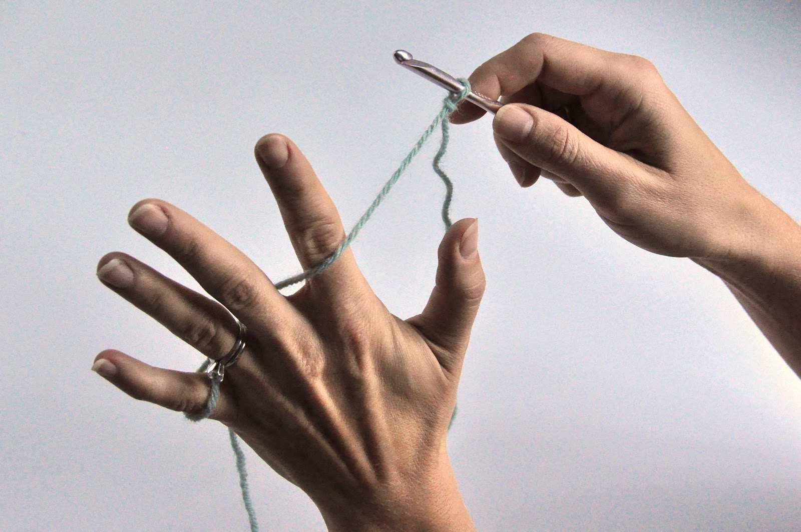 Aesthetic Nest: How to Crochet 2: Holding the Yarn (Tutorial)