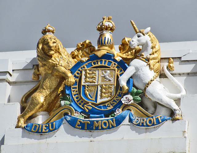 Daily Photo Canberra: The lion and the unicorn, the kangaroo and emu