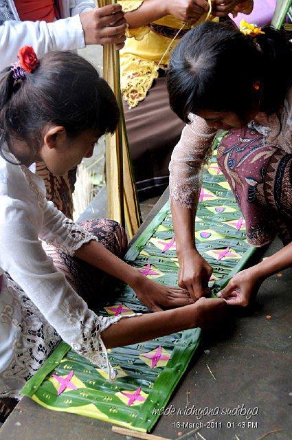 BALI: Lamak, Simbol Pijakan Menuju Kesejatian