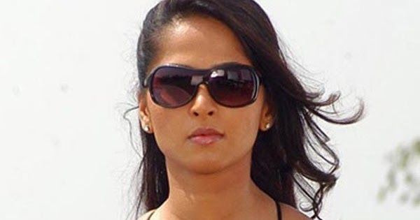 Anushka Big Cleavage show in Lingerie - sexymasturbatepics