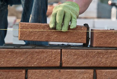How to Lay Bricks – Four Step Guide to Laying Bricks with Mortar