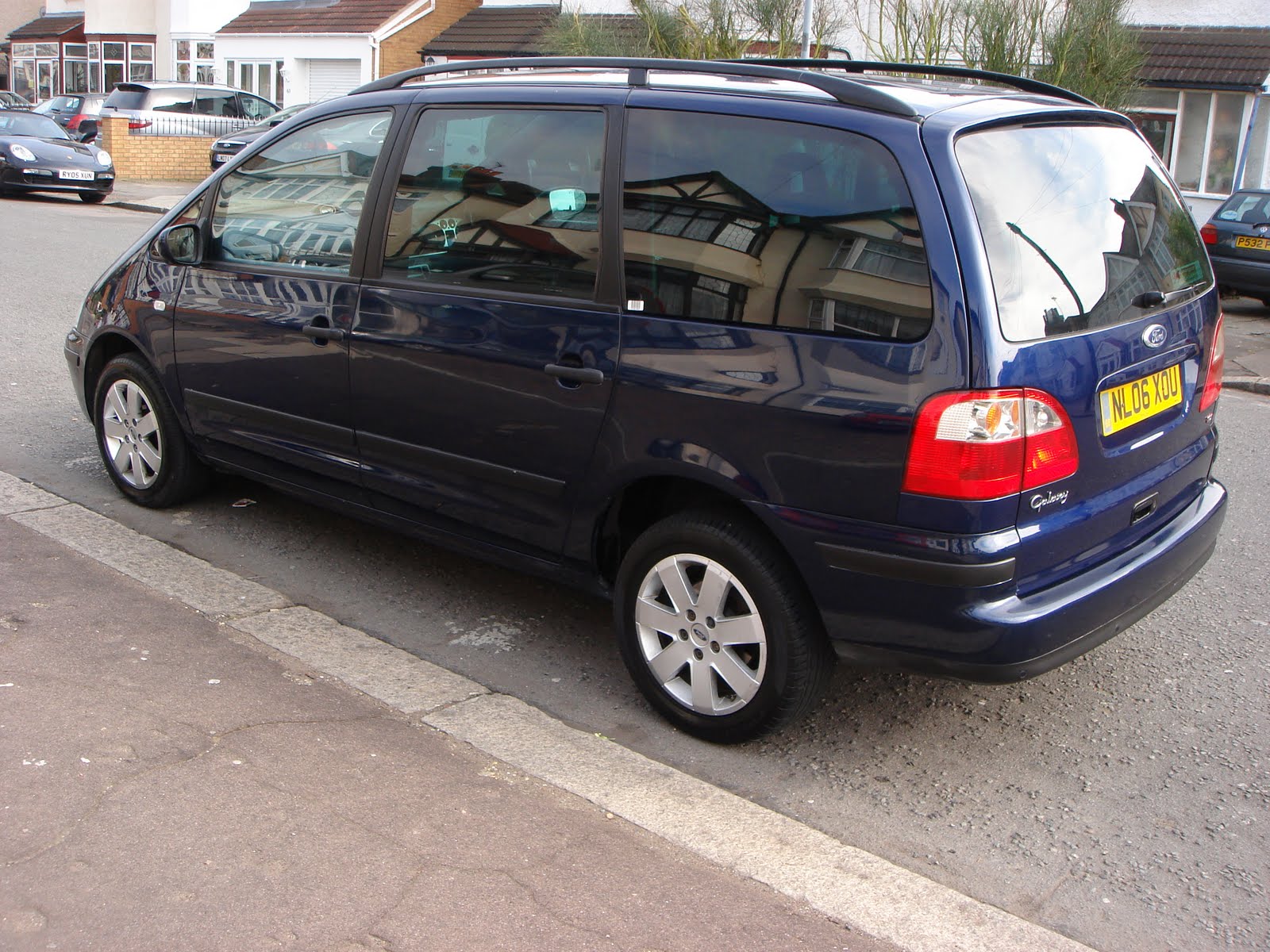 Renault Scenic 2004: Ford Galaxy 2006