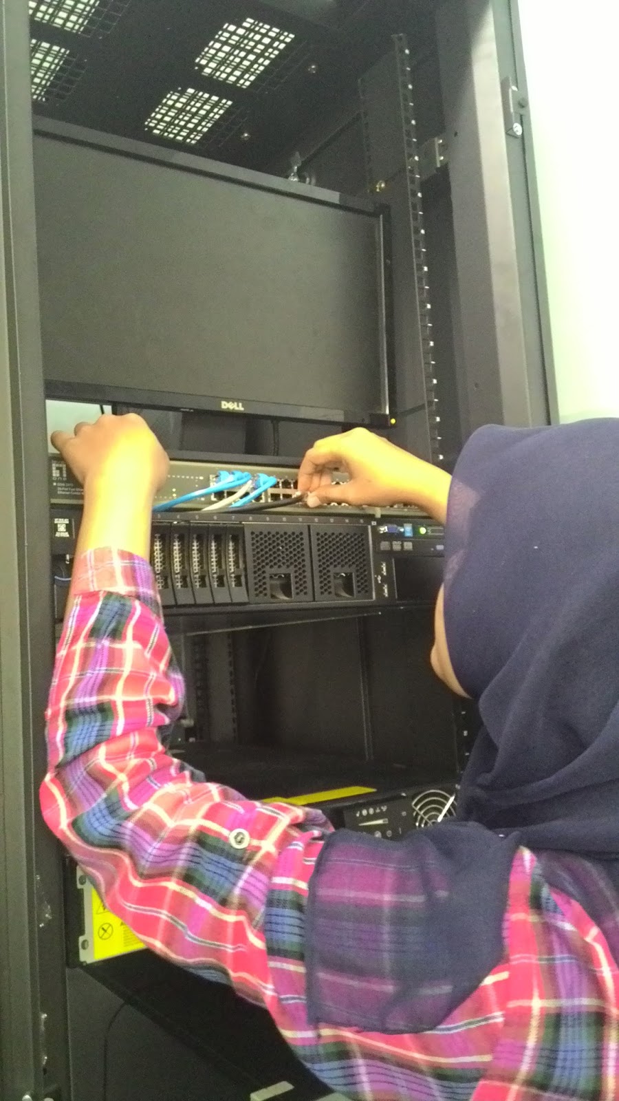 AGENDA HARIAN PKL: PEMASANGAN SERVER KE DALAM LEMARI SERVER di KANTOR ...