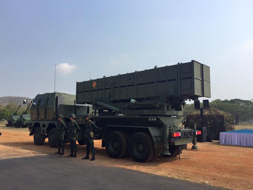 THAIDEFENSE-NEWS: กองทัพบกรับมอบ จรวดหลายลำกล้อง DTI-1G แบบนำวิถี