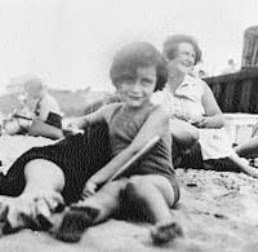 Anne Frank on the beach. | Franck, Marie