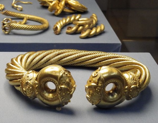 Watch this Curator Explain How Iron Age Celtic Torcs Were Made and Worn ...