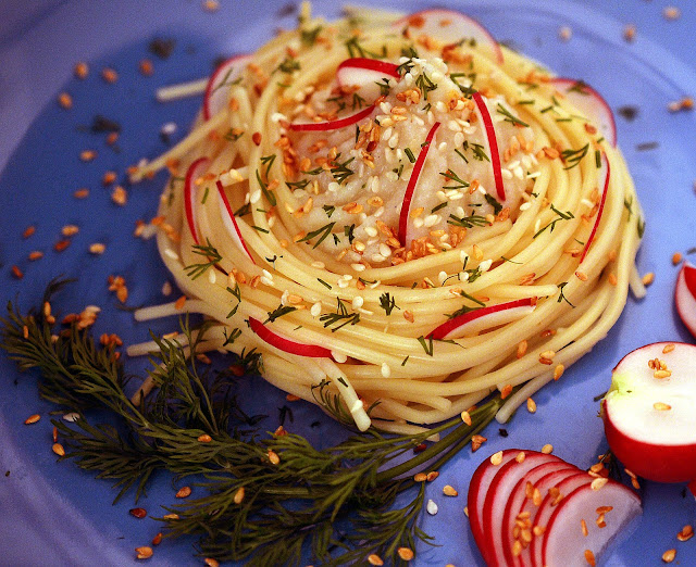 Spaghete cu sos de conopida si seminte de susan prajite (de post)