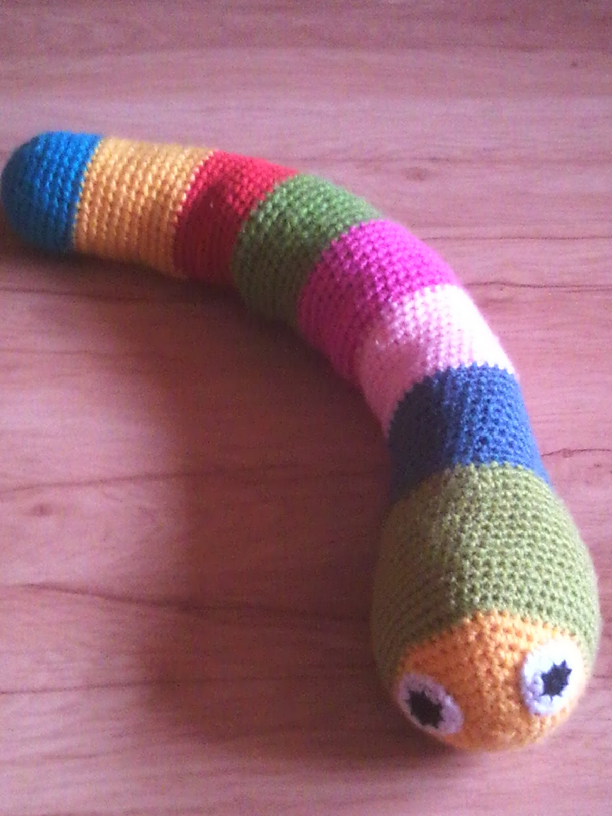 Ablakom: Kukac vagy hernyó?