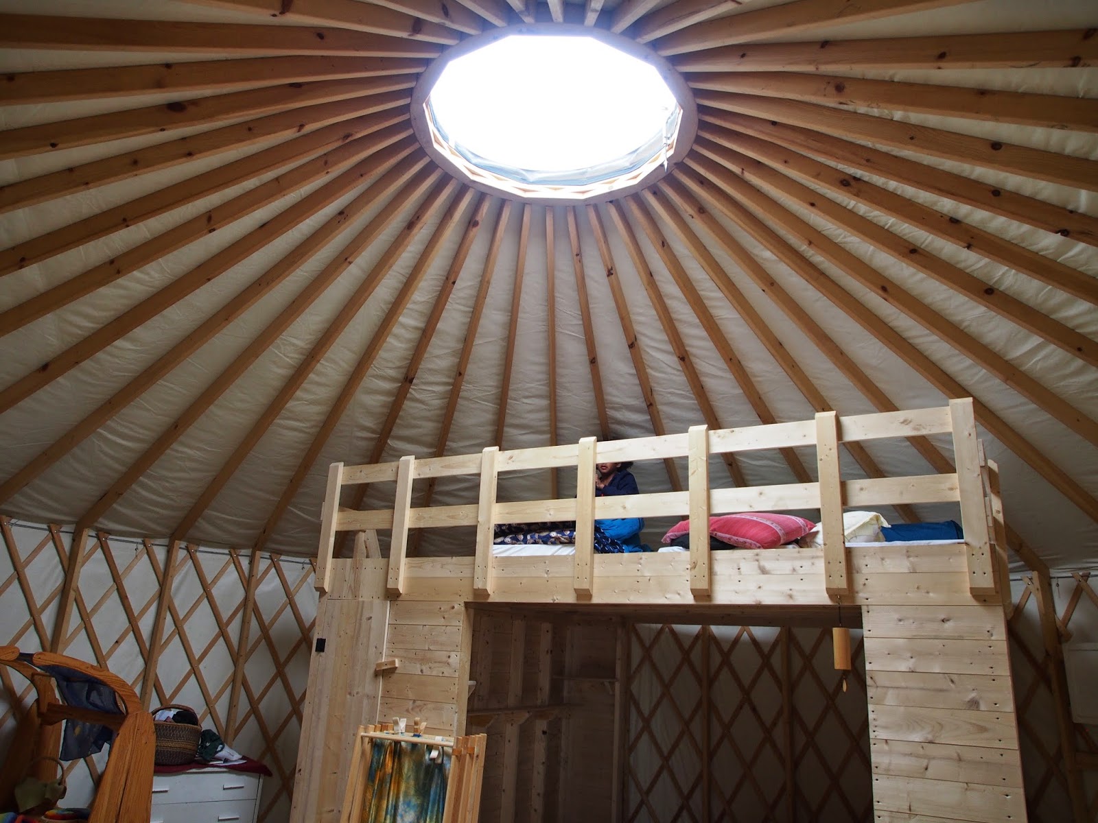Our Island Home: Inside Our Yurt - Dans notre yourte