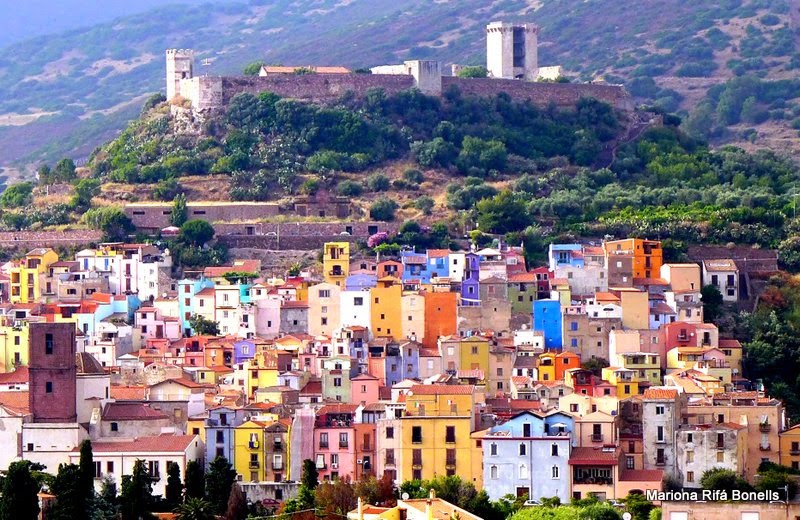 Callejeando, callejeando: BOSA UN SINFÍN DE COLORES - Italia