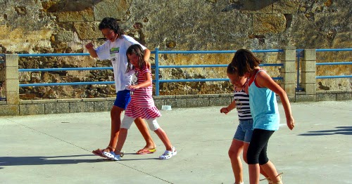 20. Juego o reto de caminar o correr en parejas con los pies atados