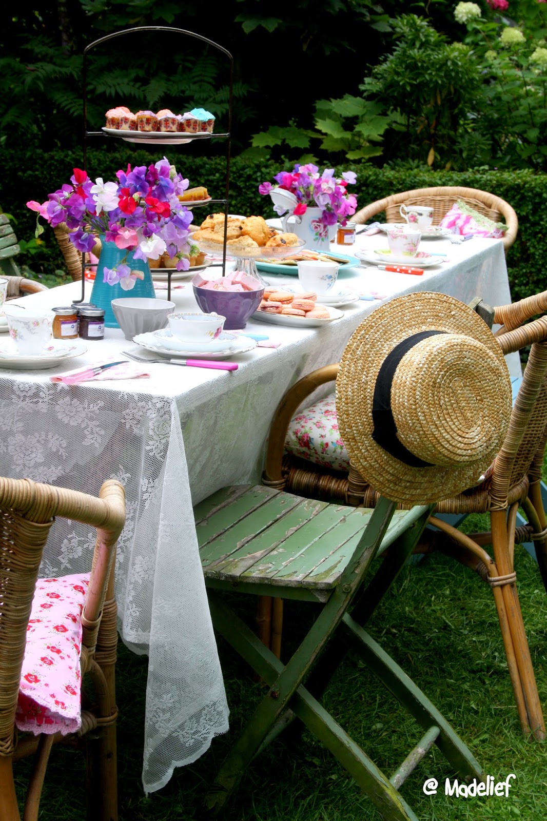 Madelief: Vintage tea in the garden