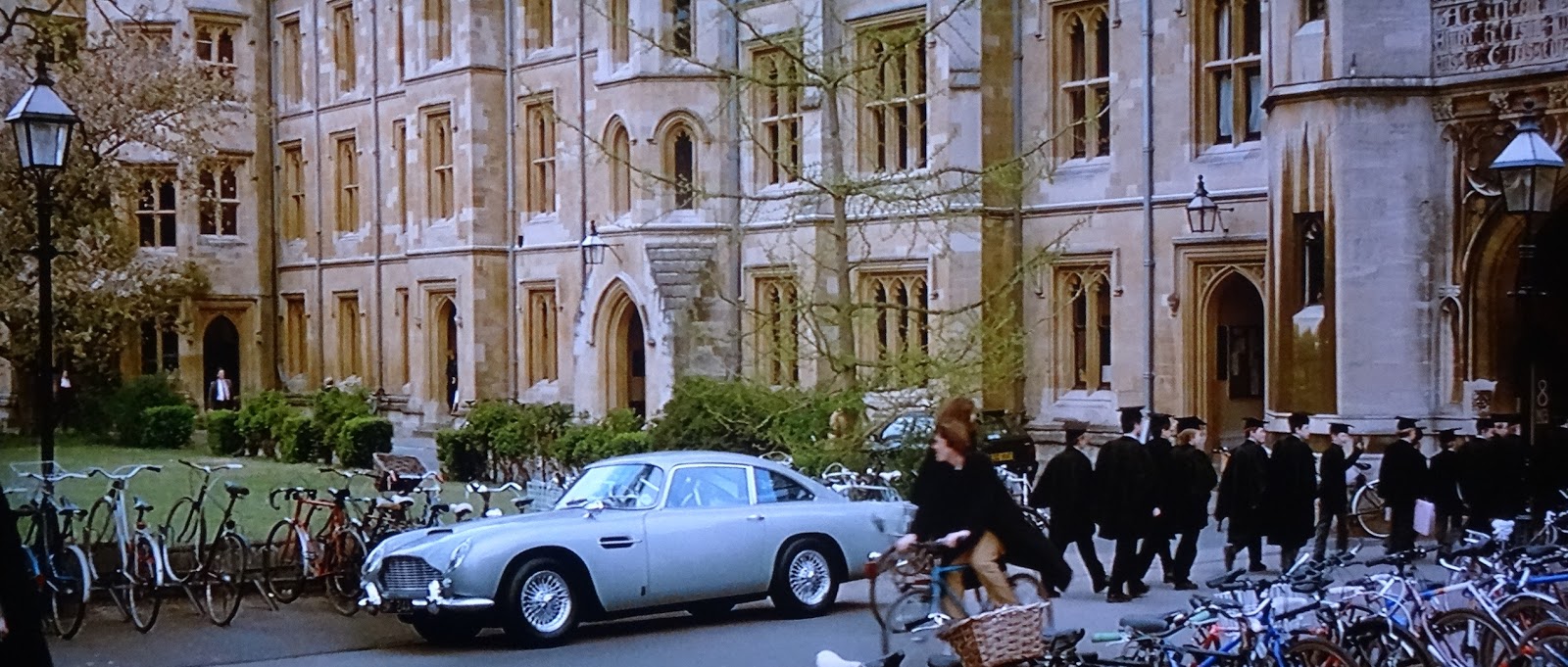 007 Filming location: Oxford college’s courtyard where Bond parked his ...