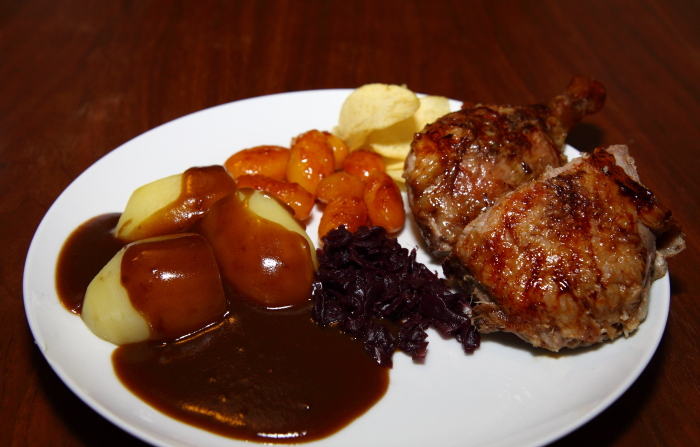 The Big Meowski: Traditionel andesteg med æbler og svesker