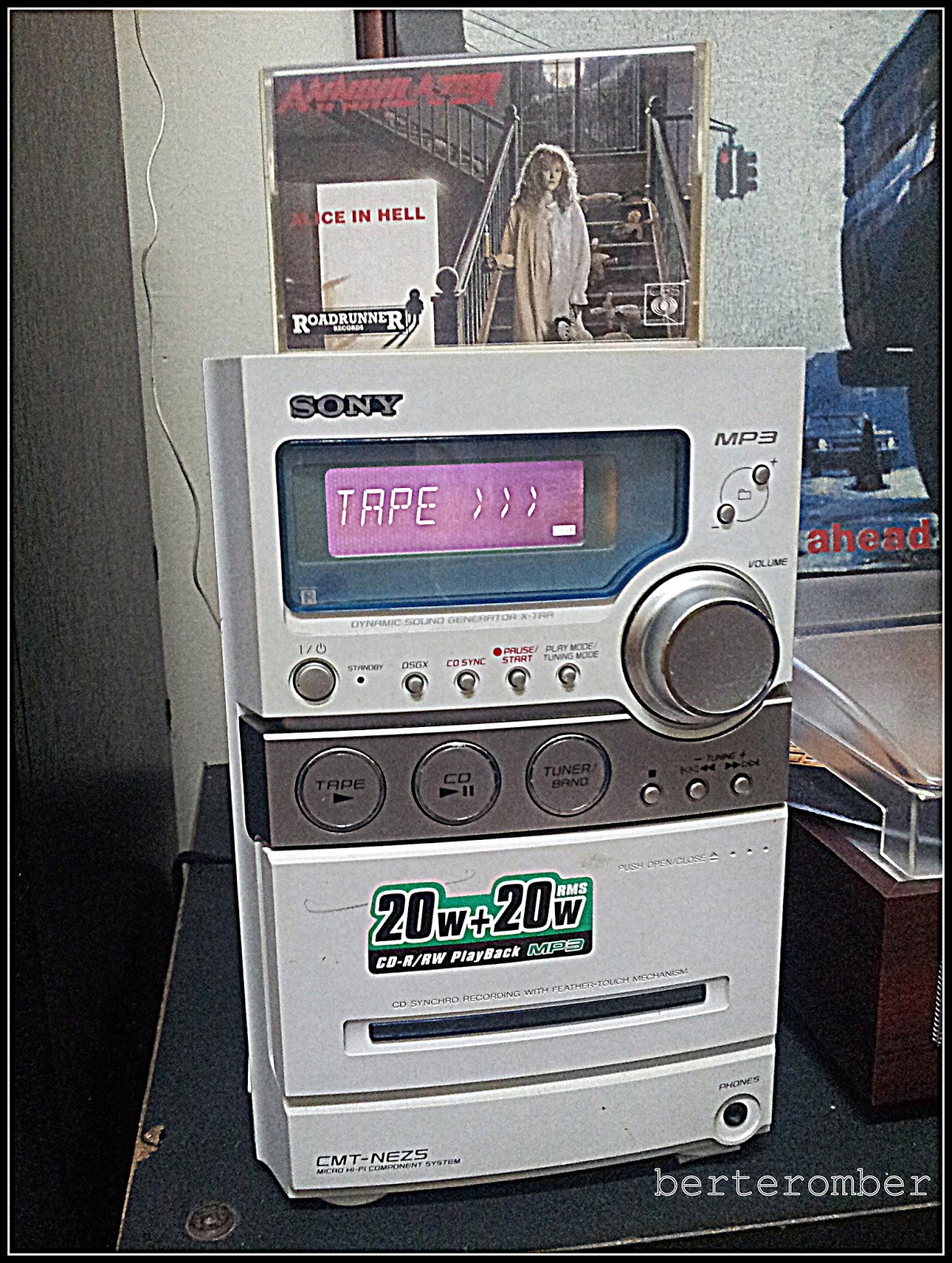 BERTEROMBER: radio kaset