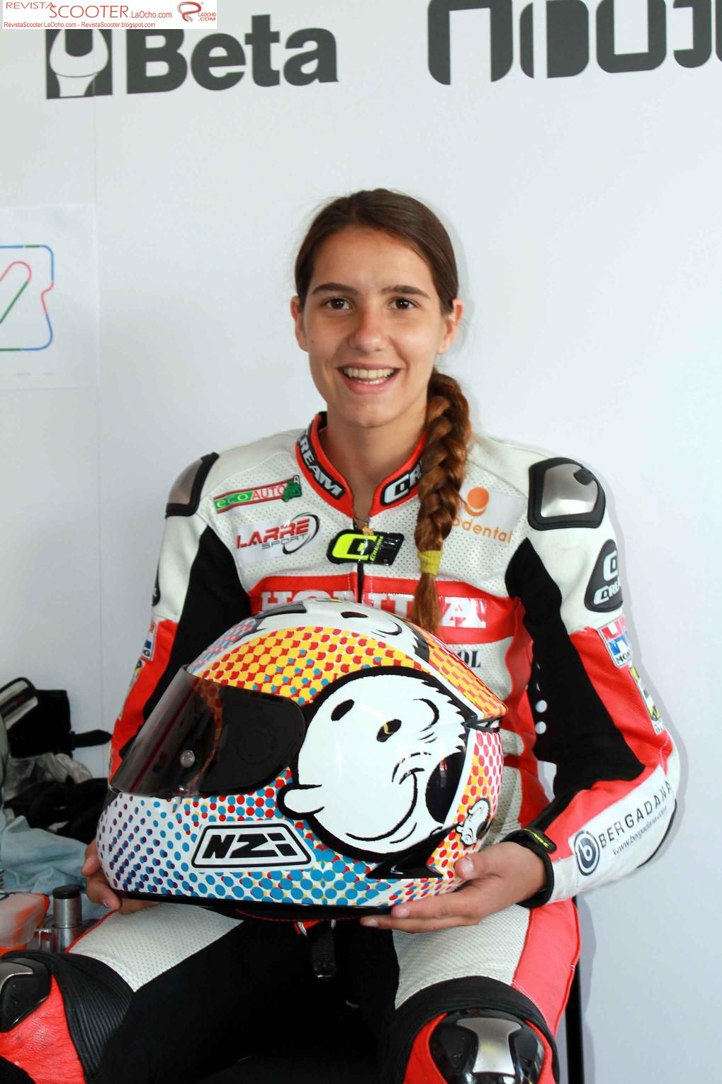 Revista Scooter: Nuevos cascos NZI con los diseños que luce Sara Sánchez