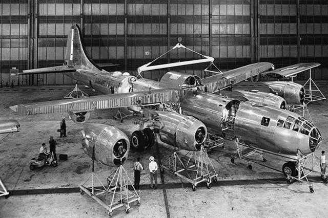 Oldsarges Aircraft Model blog: WW2 B-29 assembly line photos.