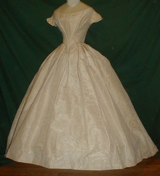 All The Pretty Dresses: Cream colored Ball Gown from the 1840's