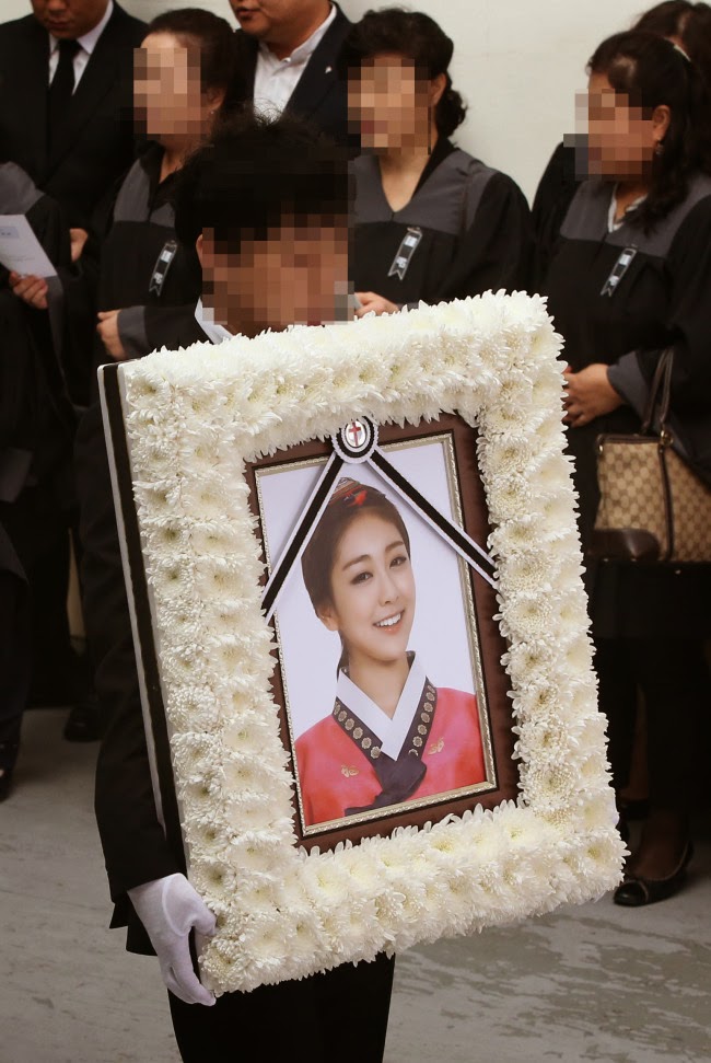 ShowbizAsiaUpdates: Grief at Ladies' Code Rise's Funeral