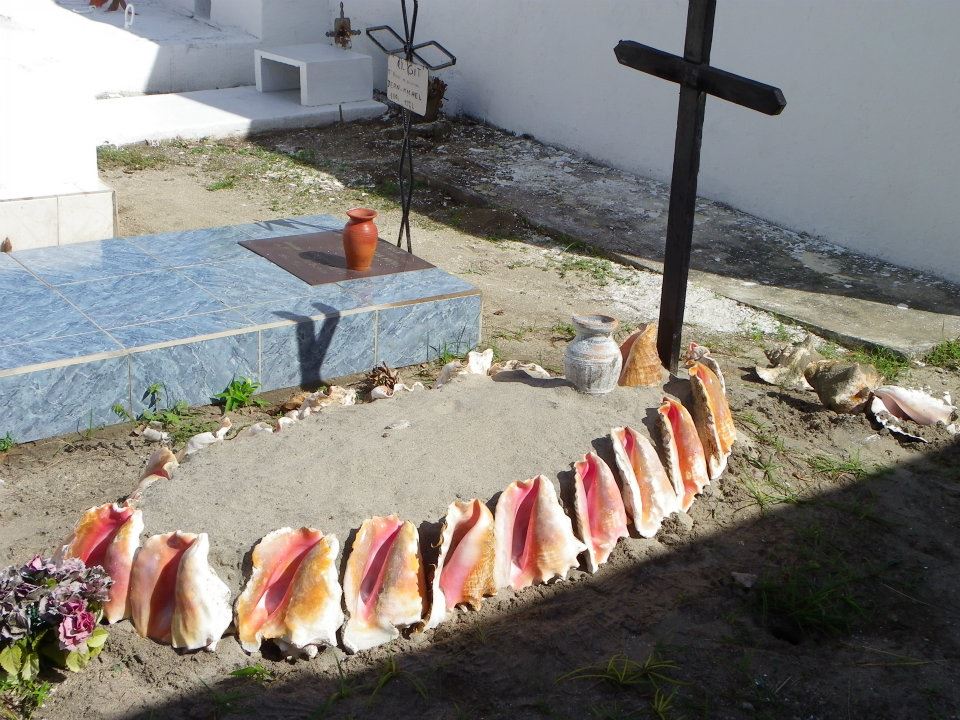 Balawou: Les tombes de lambis