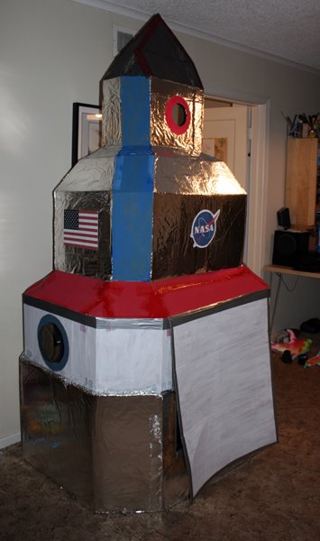 Familylicious Preschool Projects: Space Station- Imaginary Play