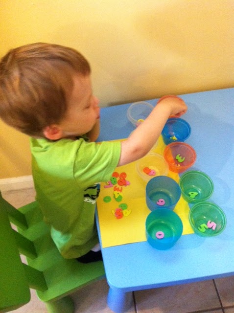 Leilaland: Toddler Activity- Sorting cups {Guest post}